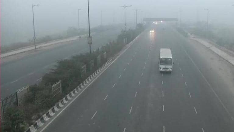 Dense fog shrouds Delhi; mercury dips to season's lowest- Republic World