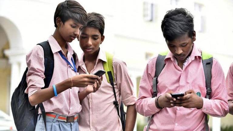 Delhi school students not allowed to use mobiles in classrooms: DoE ...