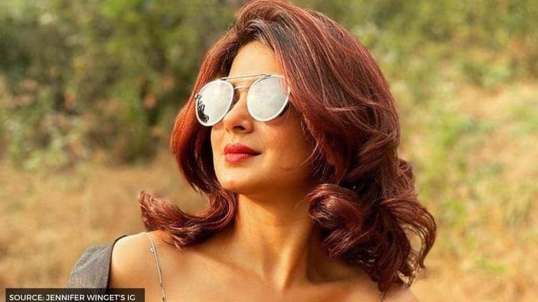 Jennifer Winget shows her fans the subtle art of making an eye contact ...
