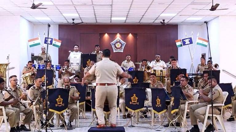 Mumbai Police band's rendition of 'Aye Watan Tere Liye' mesmerises ...
