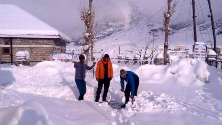 Fresh snowfall in higher reaches of Himachal Pradesh | Republic World