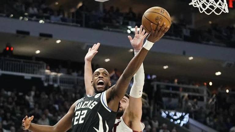Khris Middleton agrees to remain with the Milwaukee Bucks on a 3-year ...